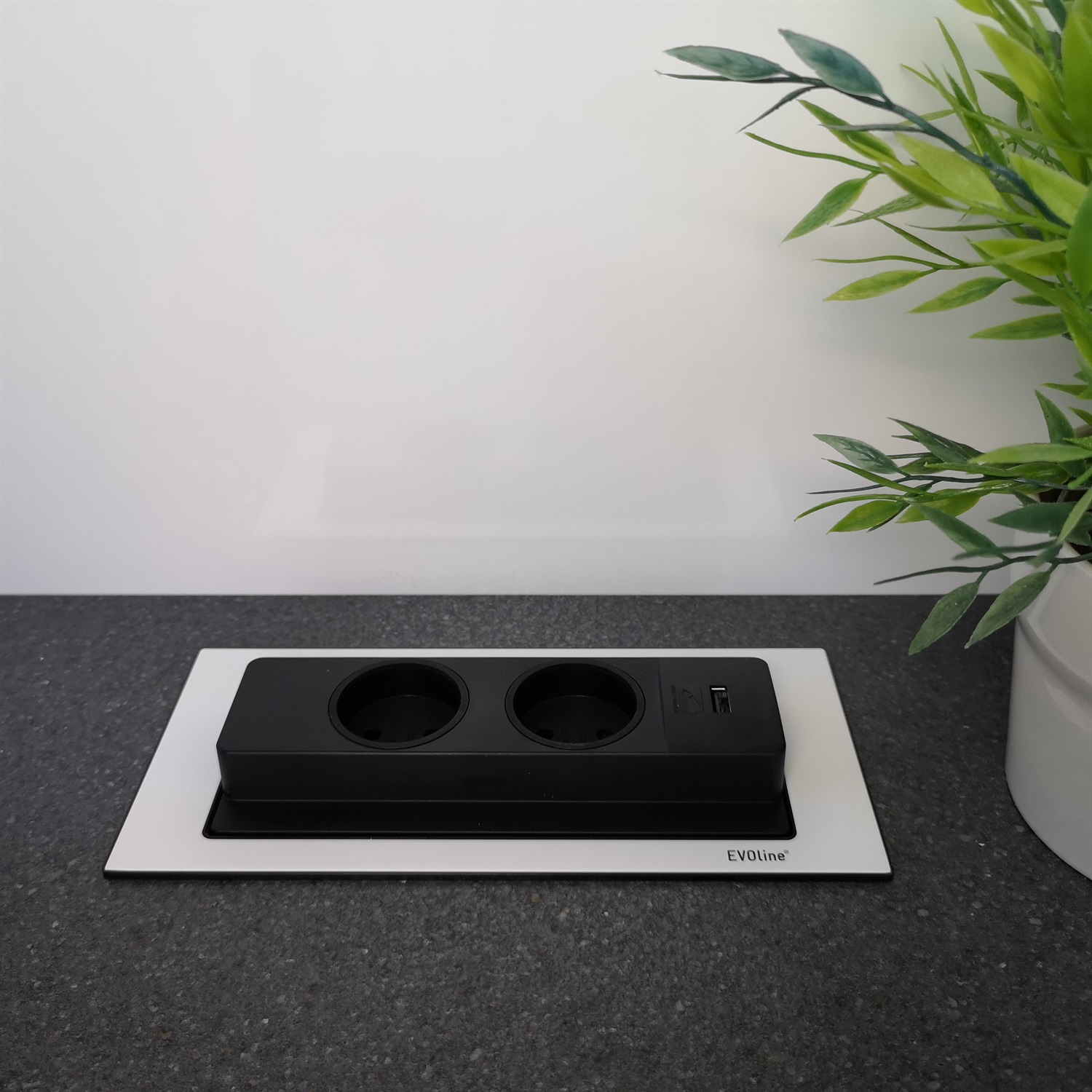 Køb BackFlip stikkontakt til bordplade i mat hvid her