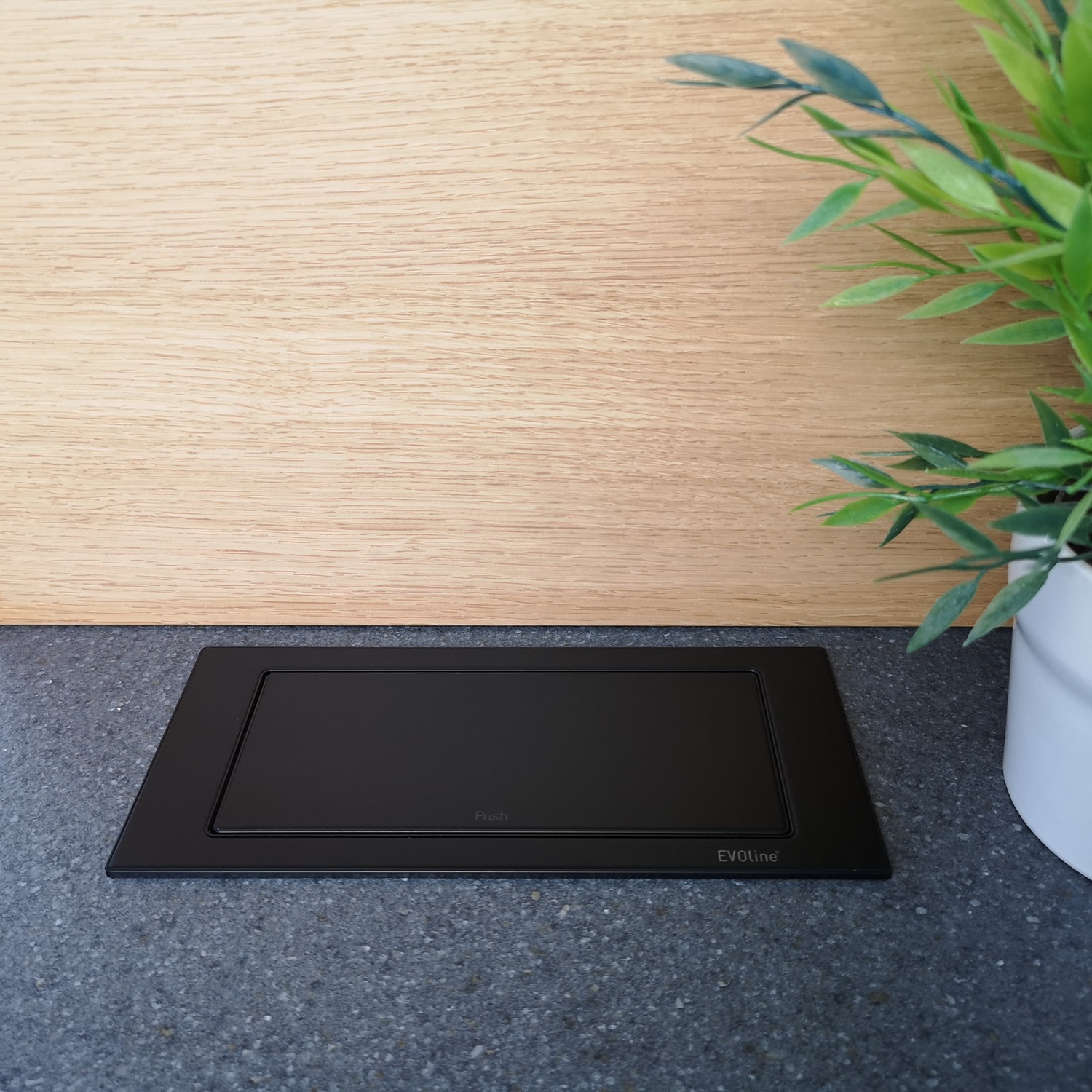 Køb BackFlip stikkontakt til bordplade i mat sort her